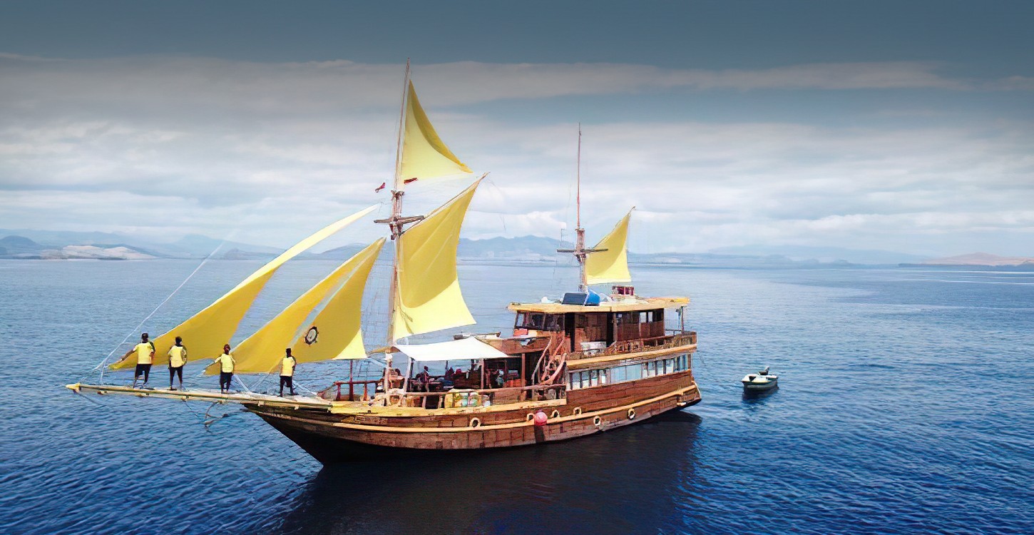 Komodo Tour Boat Daily Private Boat Charter