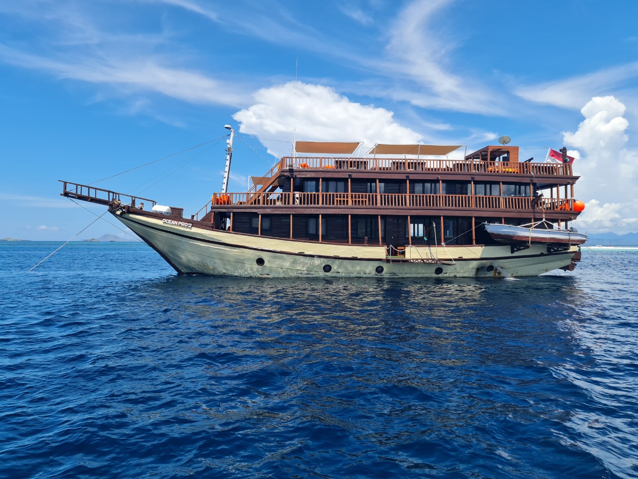 Oceanpro II Deluxe Phinisi Boat